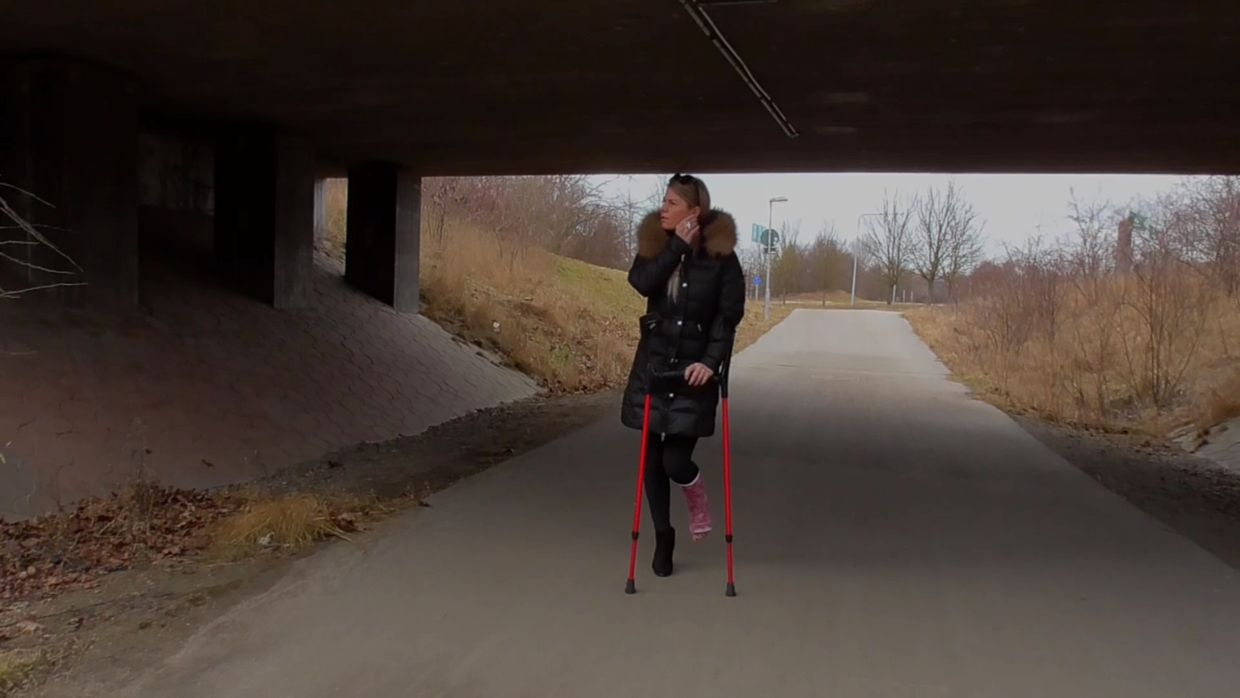 Ice 143 SLC - Crutching in this high heel boot is no problem for me - 5 min