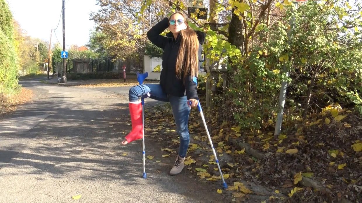 Bree 2211-3 SLC - I think my friend love to zoom in on my cast and toes ...