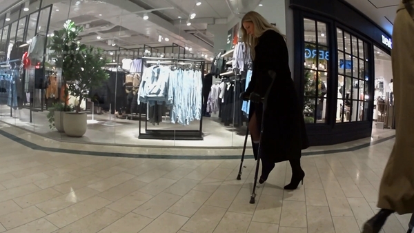 Kicki 7 SLC - I crutch slow in my high heel boot - 8 m